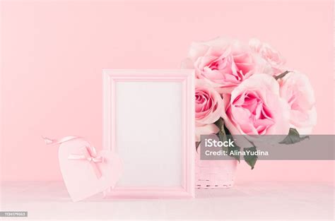 발렌타인 데이와 결혼식을 위한 로맨스 축 하 배경럭셔리 장미 꽃다발 선물 상자 심장 흰색 나무 보드에 텍스트에 대 한 빈 프레임