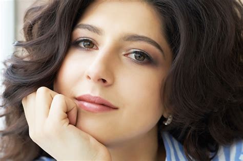 긴 곱슬 머리를 가진 소녀입니다 세련 된 럭셔리 뷰티 살롱에서 멋진 여자입니다 긴 곱슬 머리를 가진 소녀입니다 드레싱 룸에 창