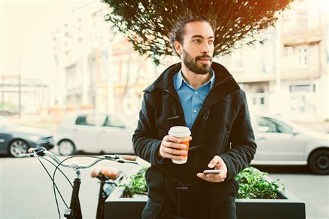 스마트 휴대 전화를 사용 하 여와 야외에서 커피를 마시는 사업가 20 29세에 대한 스톡 사진 및 기타 이미지 20 29세 25 29세 갈색 머리 Istock