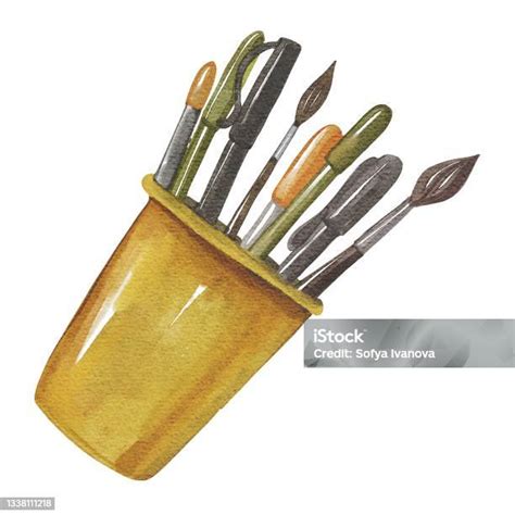 노란색 플라스틱 컵에 연필 펜 및 브러시의 손으로 그리기 수채화 세트 흰색 배경에 고립 된 무료 손 아쿠아렐 일러스트 레이션