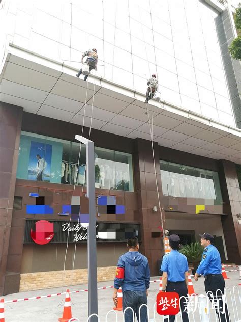 市中心楼宇不洁，南京建邺城管及时督促清洗巡查城市工作