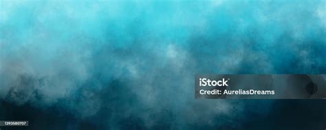 어두운 청록색 파란색과 회색 추상적 인 안개가 자욱한 배경 디자인과 수채화 칠한 그라디언트 색상 아트 텍스처와 파노라마 배너 헤더 이미지의 극적인 연기 또는 연무 그런 지