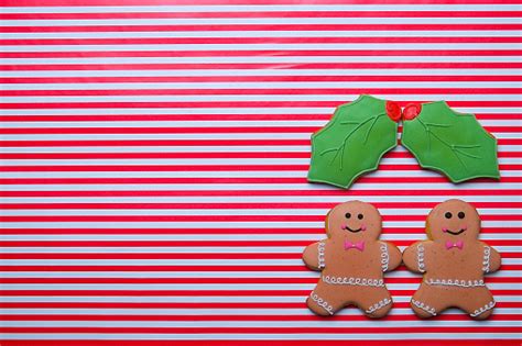 줄무늬 배경 위에 크리스마스 쿠키 보기 다양 한 종류 크리스마스 진저 쿠키 플랫 하다 크리스마스 캐릭터 쿠키입니다 크리스마스 쿠키 배경 12월에 대한 스톡 사진 및 기타