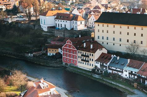 아름 다운 정통 하우스와 강 근처에 있는 체코 공화국에서 로프의 마을에서 거리의 공중 볼 수 있습니다 세계에서 가장 아름 다운 작은 마을 중 하나입니다 유럽입니다 0명에