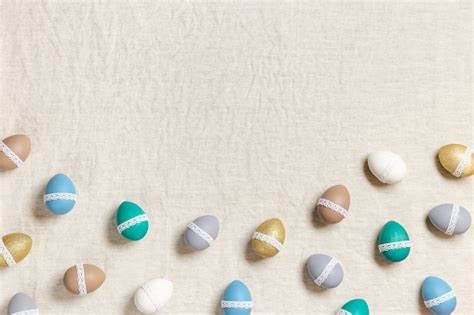 부활절 달걀 파스텔 컬러 장식 된 흰색 테이프 레이스 휴일 배경 또는 해피 부활절 축하 카드 테이블에 수제 치킨 달걀 전통적인 축제 음식 최고 보기 4월에 대한 스톡 사진