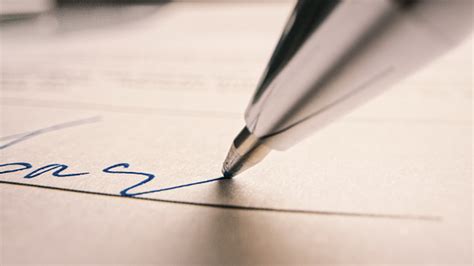 중요한 문서에 서명하는 사람 중요한 비즈니스 계약에 서명할 때 펜 끝을 따르는 카메라 템플릿 문서에서 만든 모형 로렘 입섬 서명 매크로 클로즈업 샷 계약서에 대한 스톡 사진