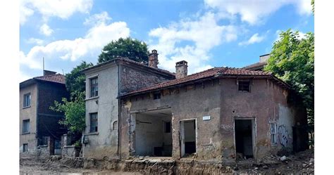 Търсят кой да събори сградите спъващи ремонта на важна улица в Пловдив