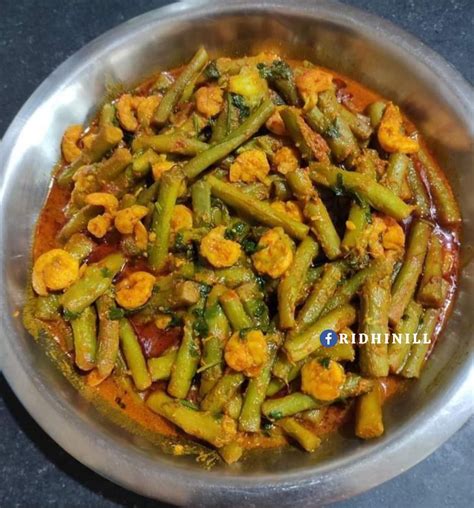 Ridhinill ☘️ কচুর লতি দিয়ে চিংড়ি মাছ কচুর লতি ছোট ছোট করে কেটে নিতে হবে। চিংড়ি মাছ