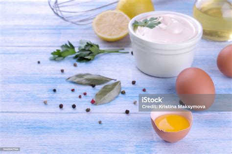 흰색 그릇에 담긴 마요네즈와 파란색 나무 배경에 마요네즈를 만들기 위한 재료 화이트 소스 0명에 대한 스톡 사진 및 기타 이미지 Istock