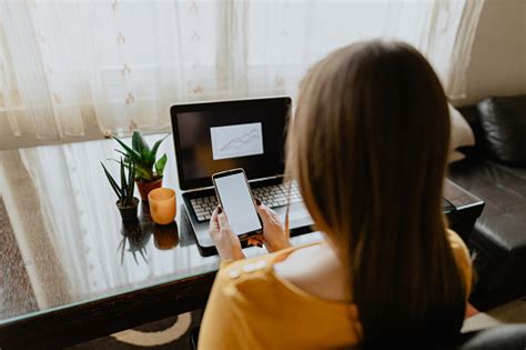 홈 오피스에서 흰색 화면이있는 스마트 폰을 사용하는 여성 Brand Name Smart Phone에 대한 스톡 사진 및 기타 이미지 Brand Name Smart