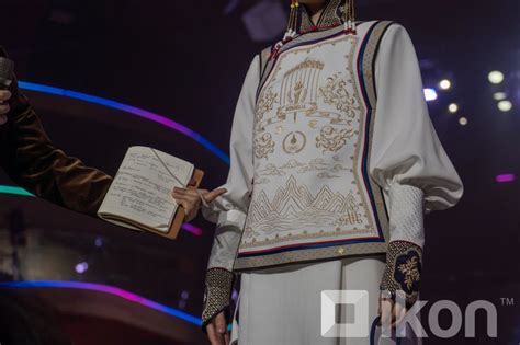 ФОТО Парисын олимпод оролцох Монголын баг тамирчдын ёслолын хувцас