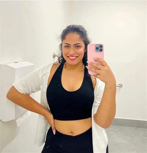 පිටිපස්සෙන් දැක්කත් අදුරන ලංකාවේ නිළිය සදනිගේ කව්රුත් නොදුටු අලුත්ම