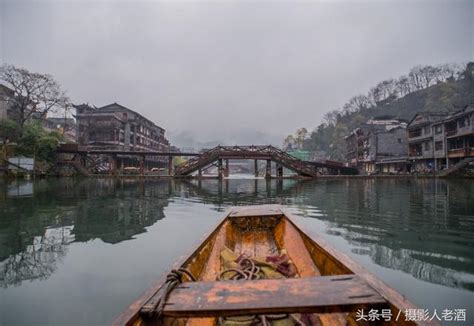 美麗的鳳凰古城下雨天的沱江美景 每日頭條