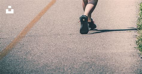 어린 소년이 스케이트보드를 타고 길을 달리고 있다 사진 Unsplash의 무료 소년 이미지