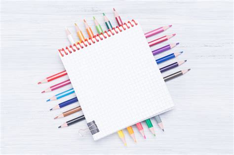 색연필 세트와 그들에 종이 시트를 작성 하기 위한 공간을 가진 밝은 배경 0명에 대한 스톡 사진 및 기타 이미지 0명 개념 개념과 주제 Istock