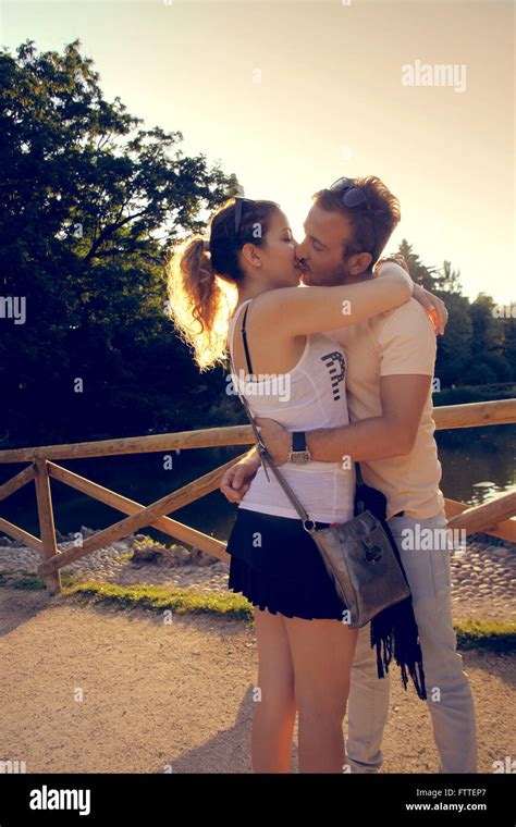 Giovane Coppia Innamorata Immagini E Fotografie Stock Ad Alta Risoluzione Alamy