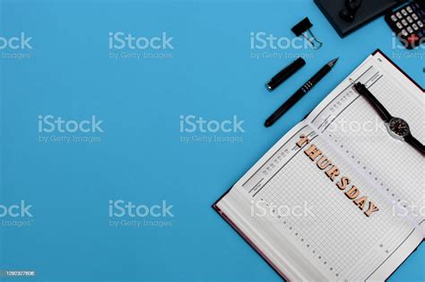 빈 노트북 펜 및 용품이있는 현대적인 사무실 책상 작업장 파란색 배경에 공간을 복사합니다 맨 위 보기입니다 플랫 레이 스타일 레터링 목요일 0명에 대한 스톡 사진 및 기타