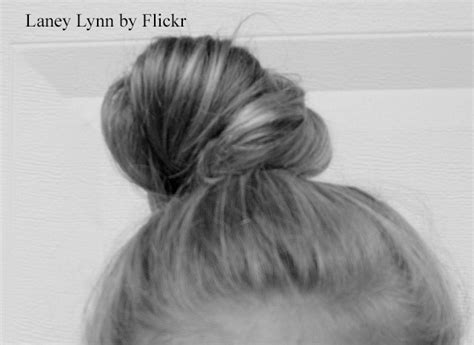 Как делать небрежный пучок из волос Небрежный пучок из волос пошаговая инструкция фото