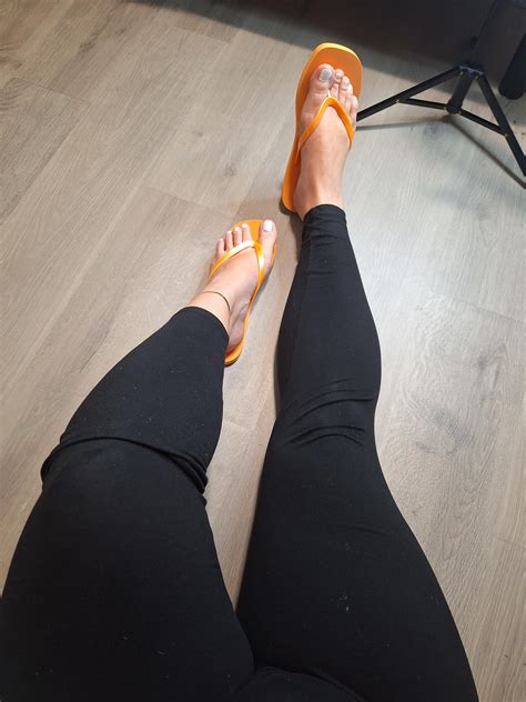 That Flip Flop And Leggings Combo 👌 Rgirlsinleggings
