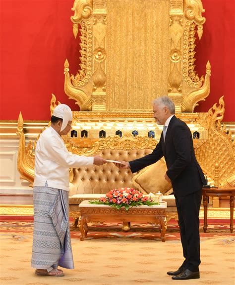 နိုင်ငံ‌တော်စီမံအုပ်ချုပ်ရေးကောင်စီဥက္ကဋ္ဌ နိုင်ငံတော်ဝန်ကြီးချုပ် ဗိုလ်ချုပ်မှူးကြီး မင်းအောင်လ