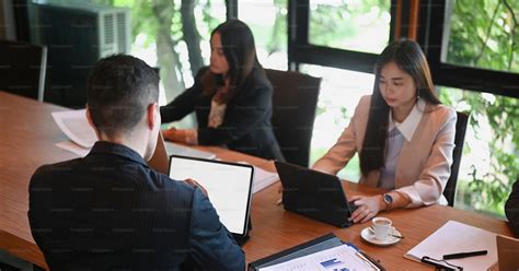 다양한 비즈니스 동료들이 회의실에서 함께 새로운 작업을 하고 있습니다 사진 Unsplash의 회의 이미지