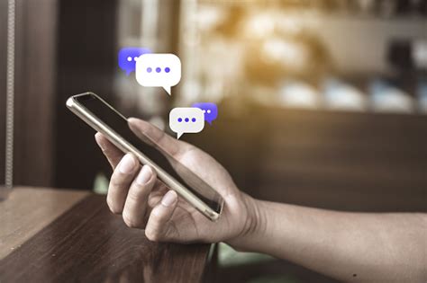 여자 손 스마트폰 입력을 사용 하 여 대화 상자 아이콘 팝업 채팅 대화 소셜 미디어 Maketing 기술 개념입니다 빈티지
