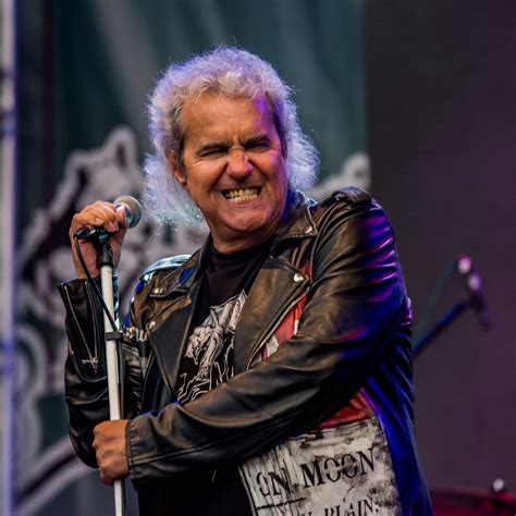 Cristi Minculescu Complet Transformat Solistul Trupei Iris A Ales Să Renunțe La Părul Lung și