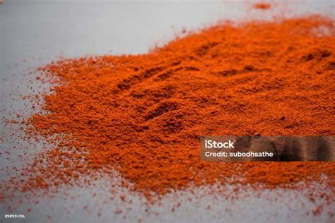 다채로운 배경이 나 일반 배경에 빨간 고추 가루의 더미에 말린된 붉은 고추와 함께 그릇에 빨간 고추 가루 건조한에 대한 스톡 사진 및 기타 이미지 Istock