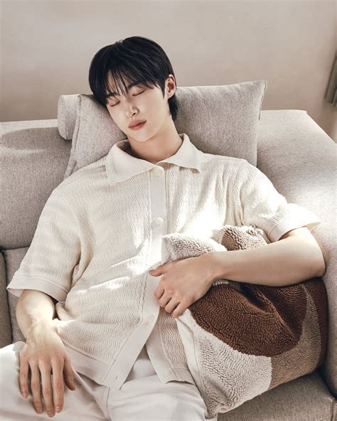 Byeon Woo Seok Community Post 이거 뭐죠 ㅋㅋ 30초 동안 우리 킹 마케팅님이 푹신한 소파에서 꿀잠 자는 거 볼 수 있다니~ 이건 진짜 좋은