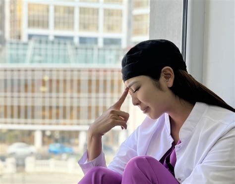 Мисс Б Бадамцэцэг Монголчуудаасаа “шүдээ” угаахыг гуйлаа ТАС МН