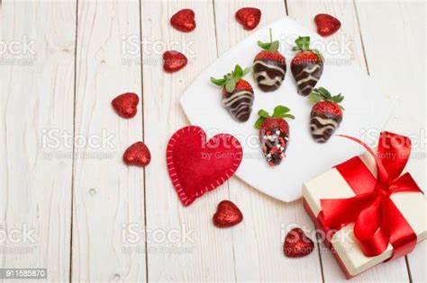 신선한 딸기 다크 초콜릿 선물 및 나무 배경에 마음에 감소 발렌타인의 하루입니다 건강한 식생활에 대한 스톡 사진 및 기타 이미지 건강한 식생활 과일 녹기 Istock