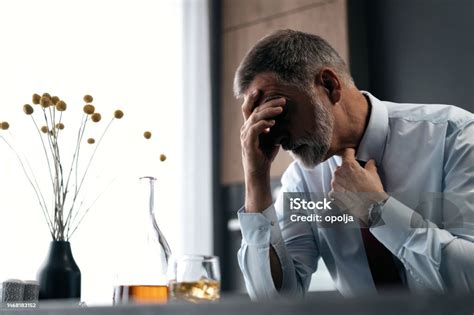 성숙한 남자 술꾼 알코올 중독자 혼자 위스키를 마시는 유리와 함께 부엌에 앉아 60 64세에 대한 스톡 사진 및 기타 이미지 60 64세 건강관리와 의술 경기 침체