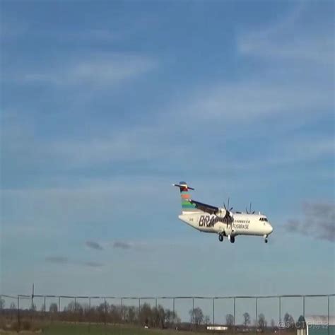 大规模无人机检测数据集：11998张高质量图像，支持yolov8、coco、tensorflow多格式训练，涵盖飞机、无人机、直升机三大目标