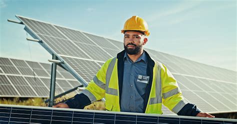남자 초상화 및 농장에서 태양 전지판을 가진 전기 기사 에너지 절약 및 유지 보수 감독자 남성 재생 가능 전원 공급 장치 및 생태 프로젝트 안전 헬멧 및 그리드를 위한 야외