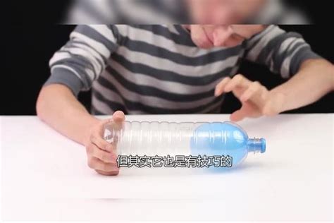 大哥在家做气球实验，气球装进塑料瓶，有趣的现象发生了！气球实验现象