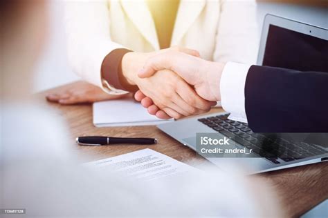 사무실에서 회의 또는 협상에 손을 흔들어 비즈니스 사람들 핸드셰이크 개념입니다 파트너는 계약에 서명 하기 때문에 만족 합니다 개념에 대한 스톡 사진 및 기타 이미지 Istock