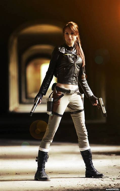 Косплеющая Лару Крофт девушка в полный рост с двумя пистолетами Картинка на аву