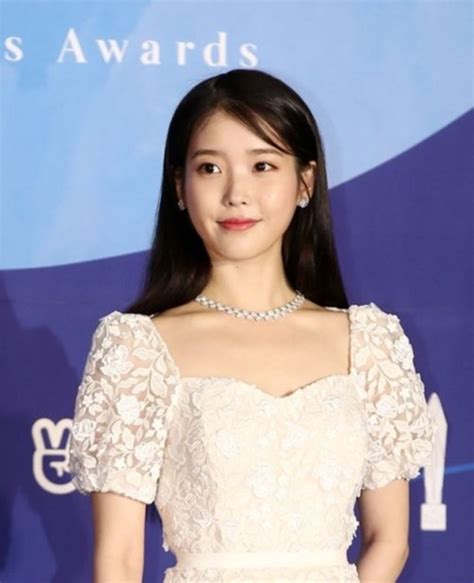 아이유 데뷔 14주년 맞아 선한 영향력 행사…2억원 기부