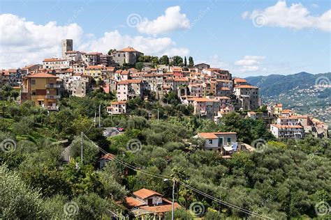 韦扎诺利古雷，美丽如画的小山顶村庄，利古里亚，意大利 库存照片 图片 包括有 可视 典型 美丽如画 44468268