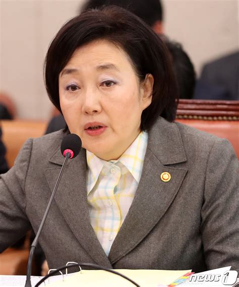 소상공인 지원 관련 질의에 답변하는 박영선 장관