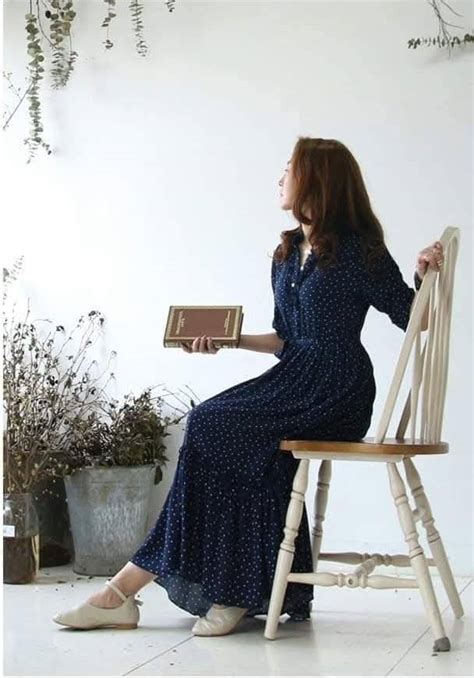 반성 하늘이 함부로 죽지 않는 것은 아직 다 자라지 않은 별들이 제 품 안에 꽃피고 있기 때문이다 죽음조차 제 품 안에서 평화롭기 때문이다 보아라 하늘조차 제가 낳은