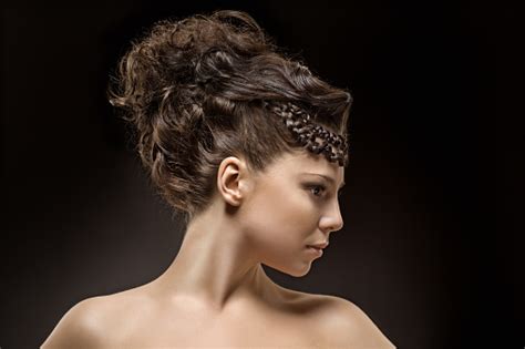 헤어스타일에 대 한 포즈를 취하는 아름 다운 여성 모델의 컬러 스튜디오 촬영을 닫습니다 심각한에 대한 스톡 사진 및 기타 이미지