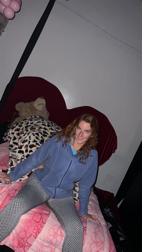 Hanging Out On My Bed Next Door R Sfwnextdoorgirls
