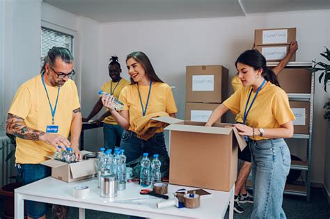 지역 사회 자선 기부 센터에서 일하는 다인종 자원 봉사자 그룹 단체에 대한 스톡 사진 및 기타 이미지 단체 자원봉사 20 24세 Istock