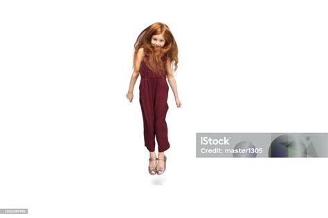 흰색 스튜디오 배경에 고립 된 행복한 백인 소녀 행복하고 쾌활하며 성실한 것처럼 보입니다 복사 공간을 참조하십시오 어린 시절