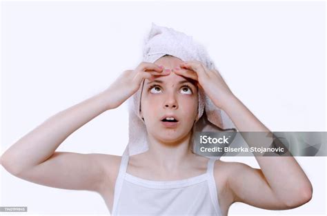 스트레스 사춘기 소녀를 압박 하는 여드름을 가까이 보기 흰색 바탕에 고립 된 여자 초상화입니다 여드름 피부 문제에 불행 한 십 대 소녀 개념에 대한 스톡 사진 및 기타