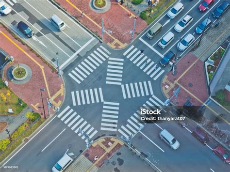 위에서 자동차 교통 및 많은 자동차 교통 개념의 잼도로 교차점의 공중 평면도 0명에 대한 스톡 사진 및 기타 이미지 0명 건물 외관 건축 Istock