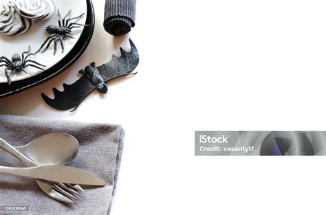 할로윈 테이블 설정 액세서리 검은 색 서비스 접시 흰색 샐러드 접시 실버 칼붙이와 냅킨 장식 거미와 박쥐 해피 할로윈 파티 개념 공간을 복사합니다 0명에 대한 스톡 사진 및