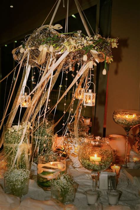 στεφανι με φωτακια και λουλουδια γυαλες με κουφετα και λουλουδια για το τραπεζι των ευχων