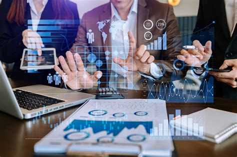 비즈니스 분석 개념의 데이터 관리 시스템 비즈니스 팀 손은 주요 성과 지표 및 마케팅 분석을위한 정보를 제공합니다 3 명에 대한